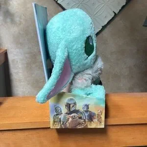 Star Wars | Toys | Disneys Star Wars Mandalorian Hug N Nuzzle Grogu By ...